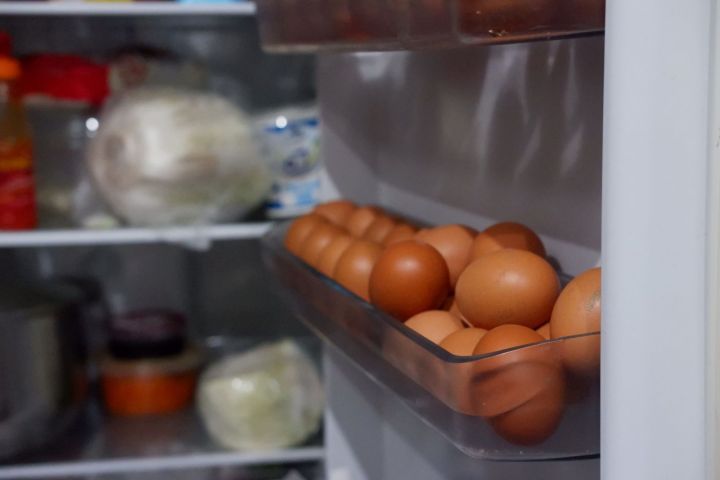 Сколько дней куриные яйца могут храниться в холодильнике и не ...